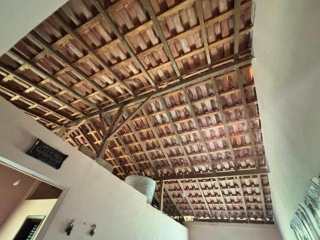 Casas,riacho,água mina.