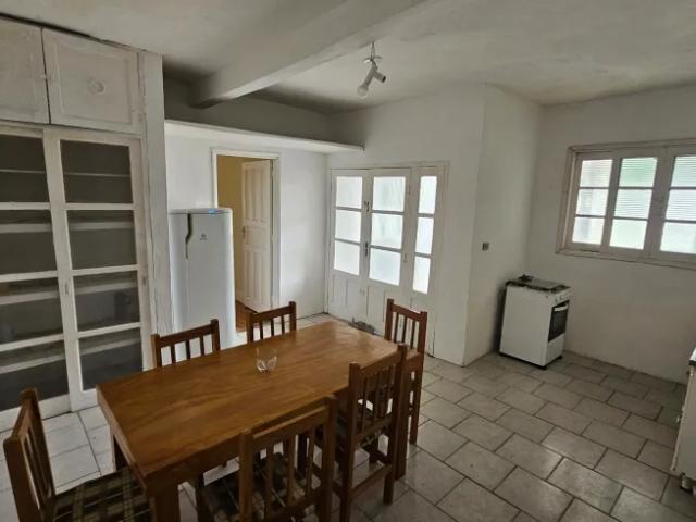 Casas sobrepostas na quadra da praia balneário itaóca