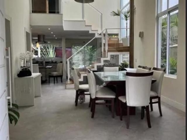 Casa/Sobrado 5 quartos, 1 suite, 195m2 útil, 2 vagas garagem