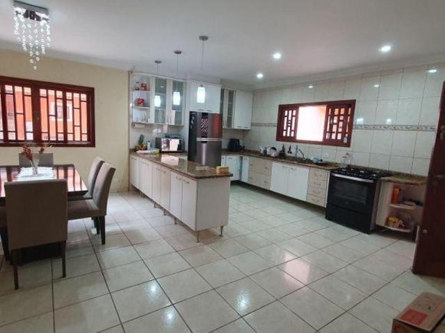 Casa/Sobrado, 200m2 com 03 dormitórios sendo uma suíte