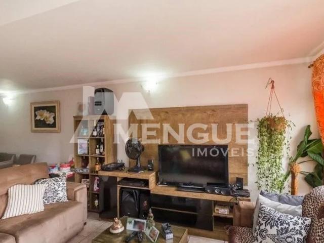 Casa/Sobrado com 3 dormitórios sendo 1 suíte e 3 vagas à venda no bairro Jardim Planalto em Porto Al