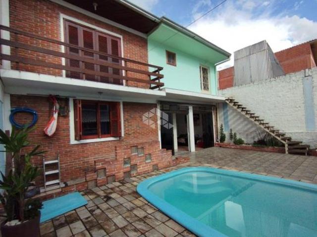 Casa/sobrado com 03 dormitórios 01 suíte com piscina no bairro Medianeira em Santa Maria