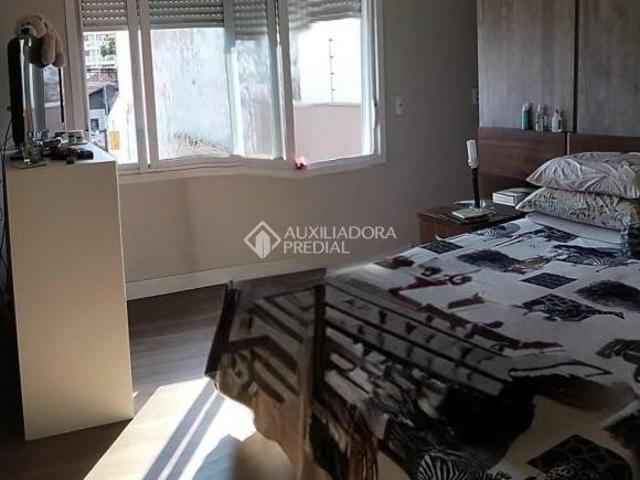 Casa/Sobrado com 03 salas comerciais na frente