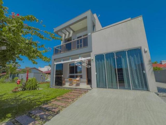 Casa/Sobrado em Atlântida com 3 dormitórios 2 suítes 3 vagas e piscina