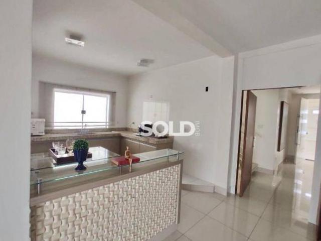 Casa/sobrado na região central, 3 suítes sendo 1 com closet e sacada, 350m², à venda por R$ 980.00