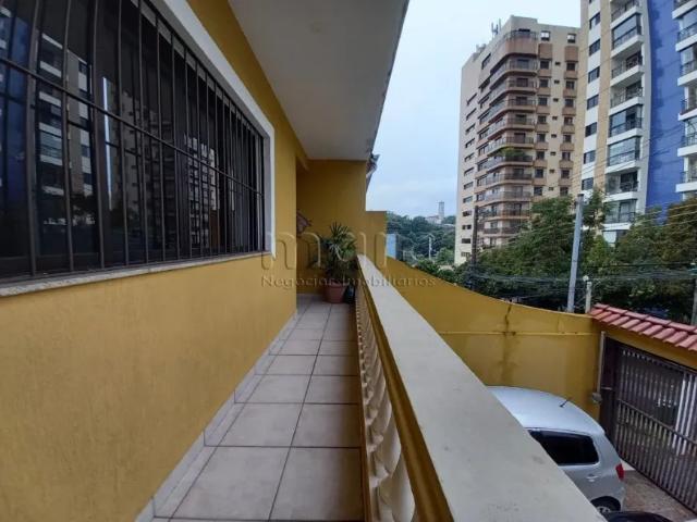 Casarão com 300m², com 4 dormitórios sendo 1 suíte, sala, cozinha, área de serviço, terraço com chur
