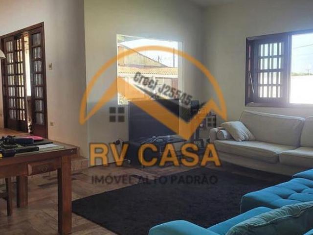 Casarão com 327m², 4 suítes, com piscina a 300m da Praia !