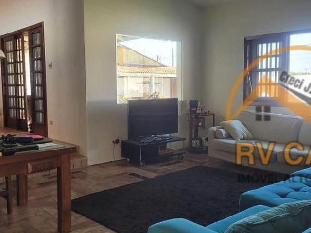 Casarão com 327m², 4 suítes, com piscina a 300m da Praia !