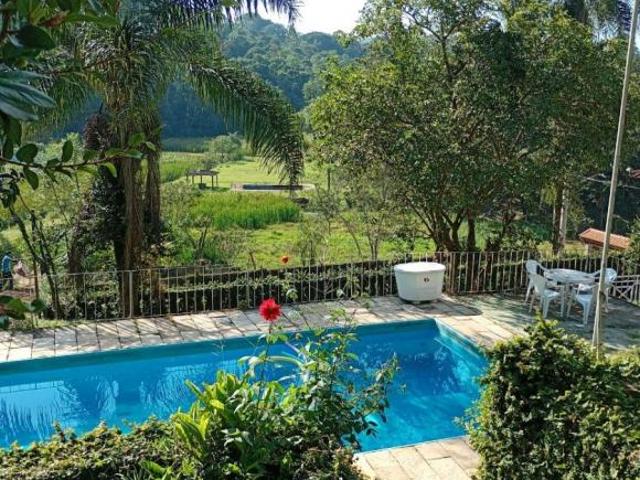 CASARÃO COM PISCINA PRÓXIMO DO CENTRO DE SÃO LOURENÇO DA SERRA SP