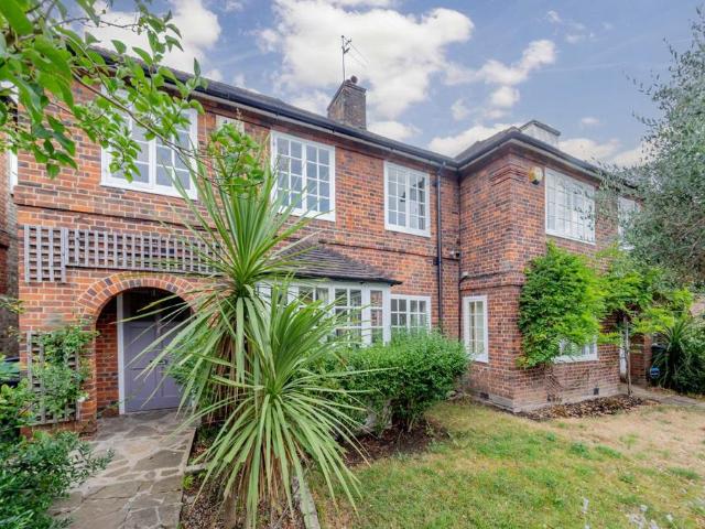 Cascade Avenue, London N10 3 bed semi detached house to rent £3,500 pcm £808 pw