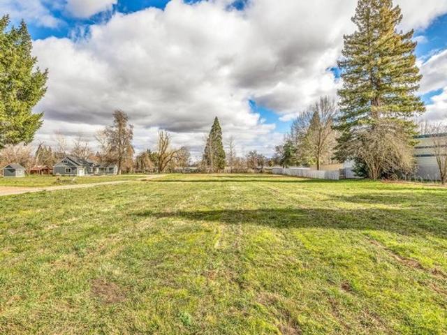 Cascade Dr, Central Point, OR 97502