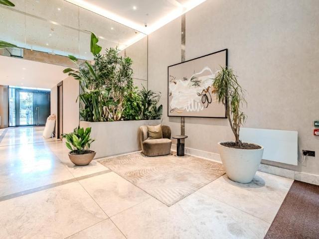 Cascade Way London W12 1 bed flat to rent £2,900 pcm £669 pw