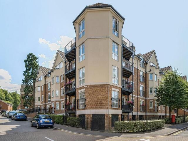 Casel Court, Brightwen Grove. 2 bed flat to rent £2,000 pcm £462 pw