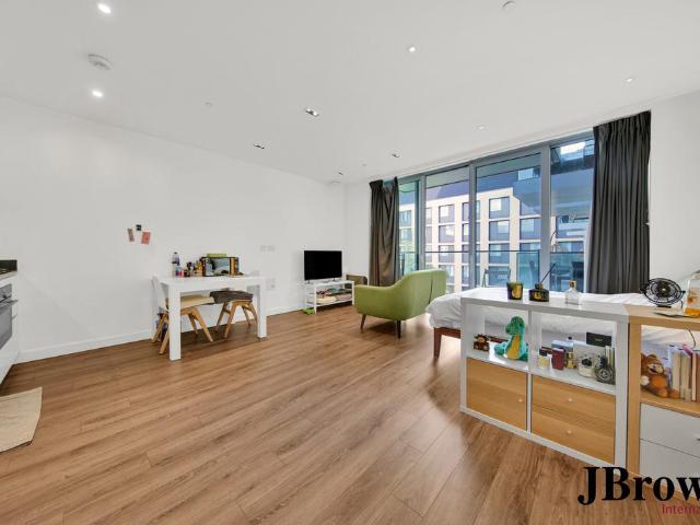 Cashmere House, 37 Leman Street. Studio to rent £2,500 pcm £577 pw