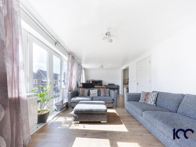 Caspian Way, Purfleet on Thames 2 bed flat to rent £1,600 pcm £369 pw