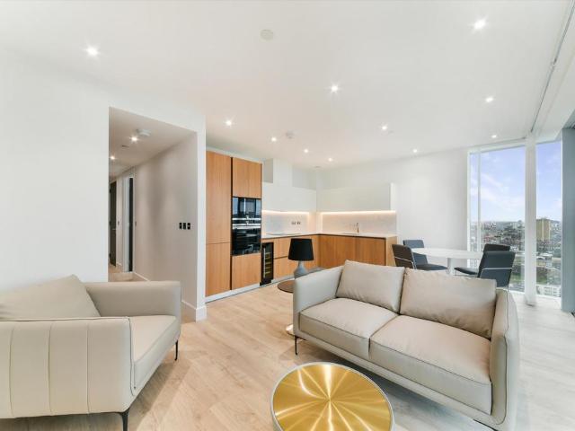 Cassia House, Piazza Walk, Aldgate. 1 bed flat to rent £3,250 pcm £750 pw