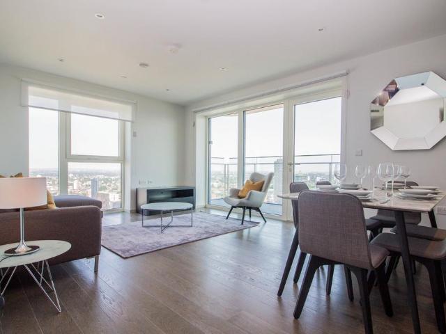 Cassia Point, 2 Glasshouse Gardens. 3 bed flat to rent £4,300 pcm £992 pw