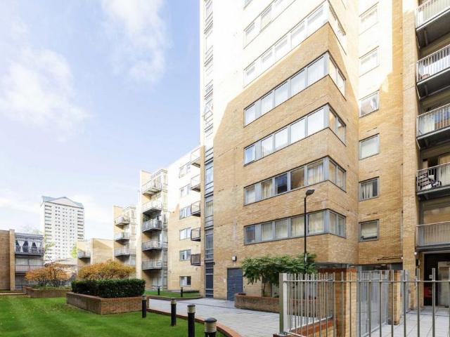 Cassilis Road, London E14 3 bed flat to rent £3,450 pcm £796 pw