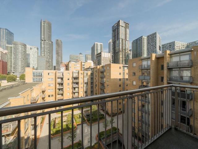 Cassilis Road, London E14 2 bed flat to rent £2,600 pcm £600 pw