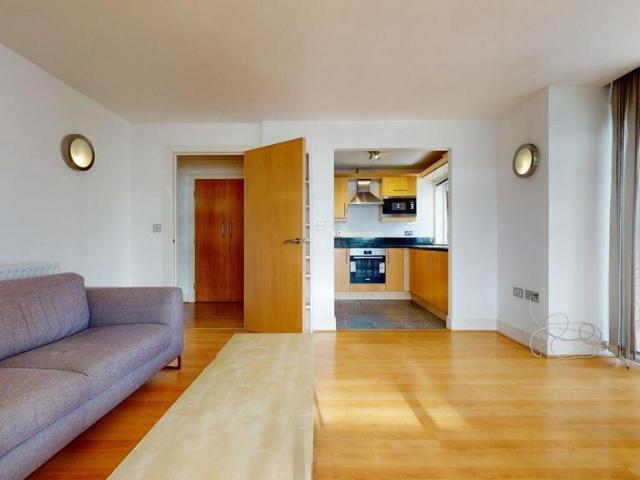 Cassilis Road, London E14 2 bed flat to rent £2,699 pcm £623 pw