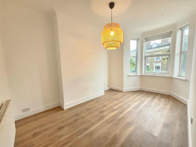 Cassland Road, London E9 3 bed flat to rent £2,600 pcm £600 pw