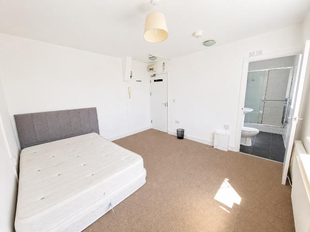 Cat Hill, London EN4, Room to rent, £850 pcm | PrimeLocation