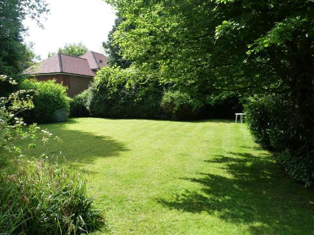 Caterham 2 bed apartment to rent £1,450 pcm £335 pw