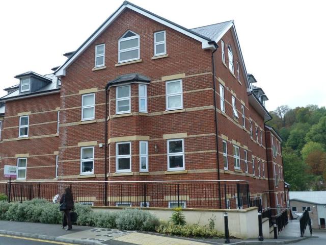 Caterham 2 bed apartment to rent £1,550 pcm £358 pw