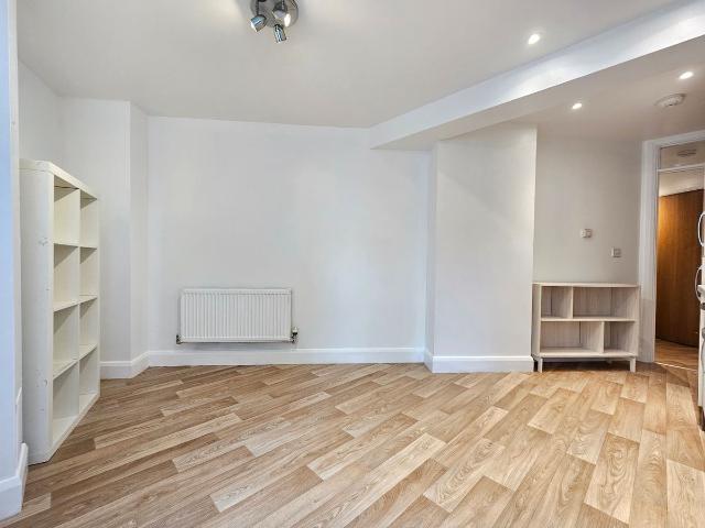 Catford Hill, London SE6, 1 bed flat to rent, £1,350 pcm | PrimeLocation