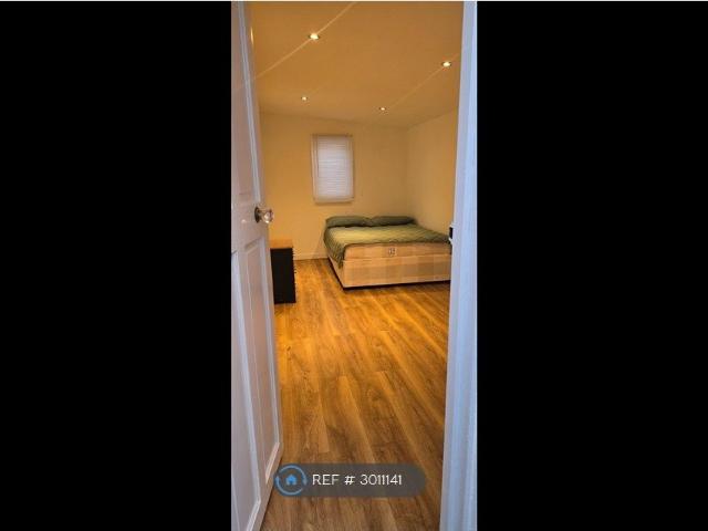 Catford Hill, London SE6, Room to rent, £800 pcm | PrimeLocation