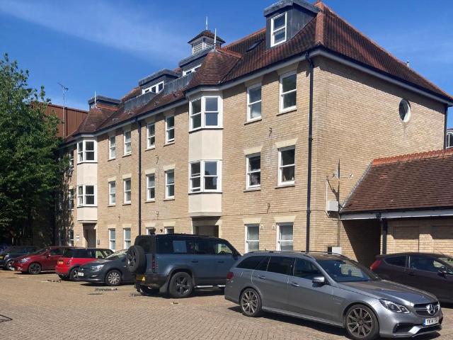 Cathedral Walk, Chelmsford CM1 1 bed flat to rent £1,195 pcm £276 pw