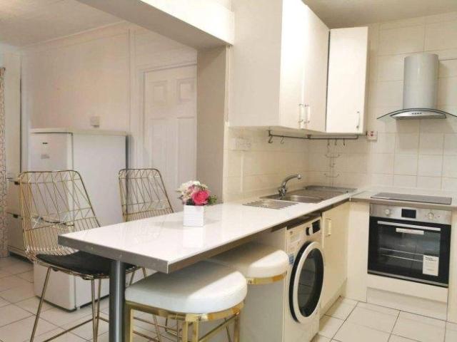 Catherwood Court 2 bed flat to rent £2,690 pcm £621 pw