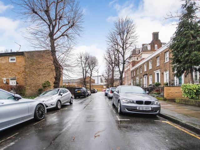 Catherine Grove, Greenwich, SE10 2 bed apartment to rent £1,800 pcm £415 pw