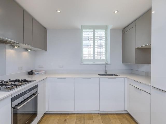 Catherine Grove, SE10 3 bed apartment to rent £3,000 pcm £692 pw