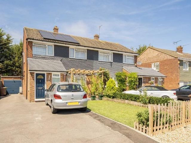 Catherine Drive, Sunbury On Thames TW16 3 bed semi detached house to rent £2,795 pcm £645 pw