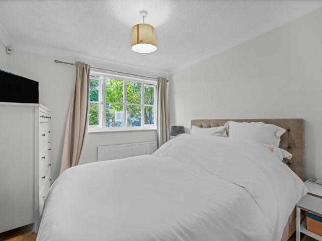 Catherine Drive, Richmond 2 bed flat to rent £2,500 pcm £577 pw