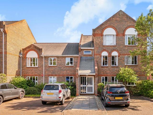 Catherine Drive, Richmond 2 bed flat to rent £2,600 pcm £600 pw