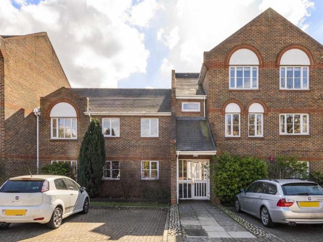 Catherine Drive, Richmond TW9 2 bed flat to rent £2,750 pcm £635 pw
