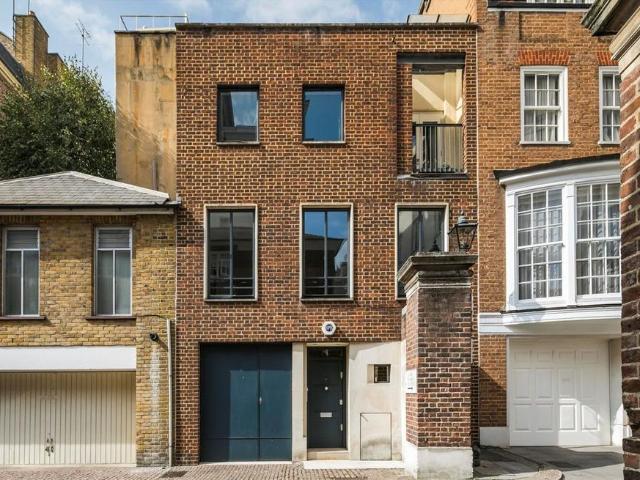 Catherine Wheel Yard, London SW1A 2 bed flat to rent £7,150 pcm £1,650 pw