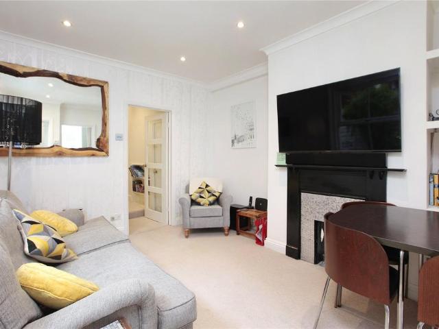 Cathles Road, Clapham South, London. 2 bed flat to rent £2,650 pcm £612 pw