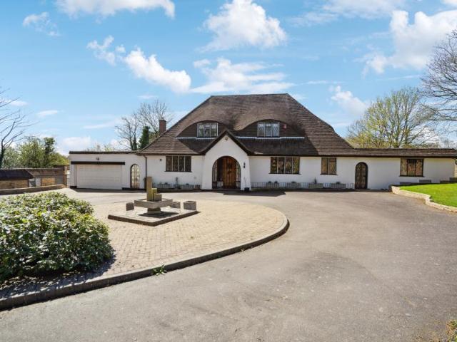 Catlins Lane 5 bed detached house to rent £4,500 pcm £1,038 pw