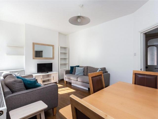 Cato Road, Clapham 3 bed apartment to rent £3,750 pcm £865 pw