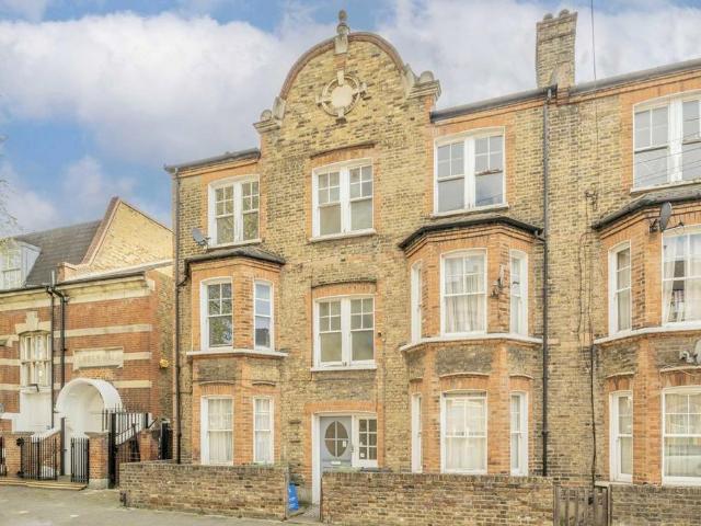 Cato Road, London SW4 4 bed flat to rent £4,700 pcm £1,085 pw