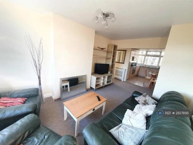 Cautley Avenue, London, SW4 3 bed flat to rent £3,200 pcm £738 pw
