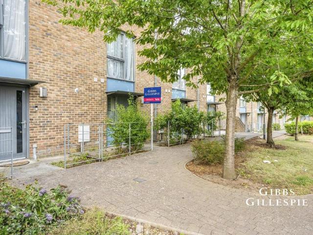 Caulfield Gardens, Pinner, HA5 2 bed terraced house to rent £2,250 pcm £519 pw