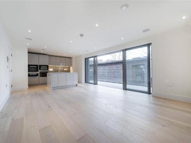 Caulfield House, 1 Penrose Gardens. 3 bed flat to rent £4,500 pcm £1,038 pw