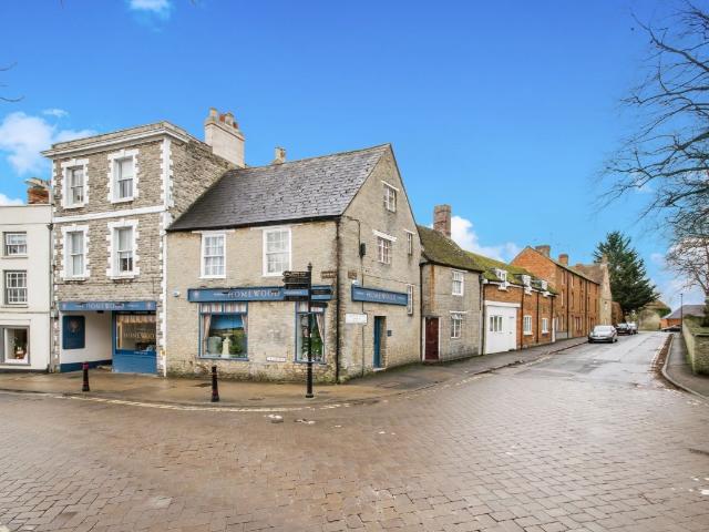 Causeway, Bicester OX26, 2 bed flat to rent, £1,250 pcm | PrimeLocation