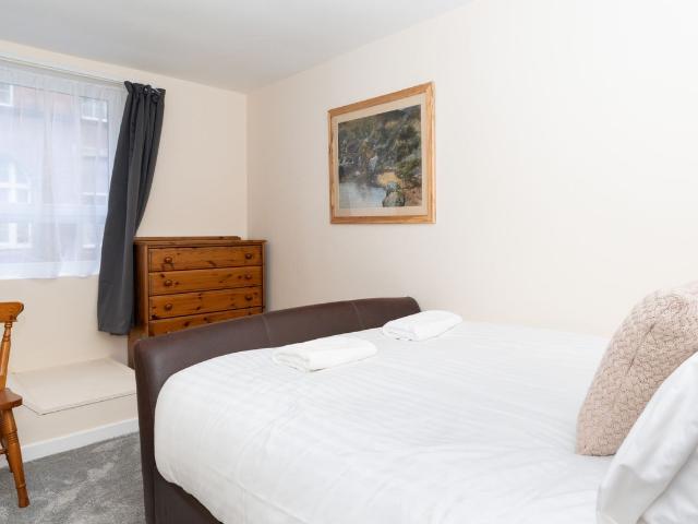 Causewayside, Edinburgh EH9 2 bed flat to rent, £2,350 pcm | PrimeLocation