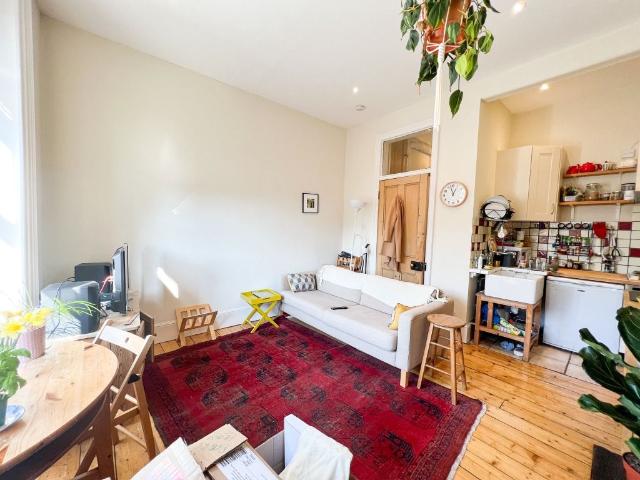 Causewayside, Newington, Edinburgh EH9, 1 bed flat to rent, £975 pcm | PrimeLocation