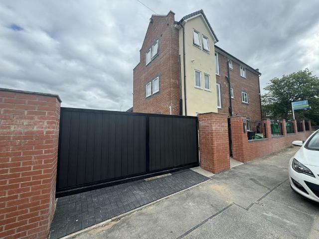 Causey Drive, Middleton M24 2 bed penthouse to rent £1,175 pcm £271 pw